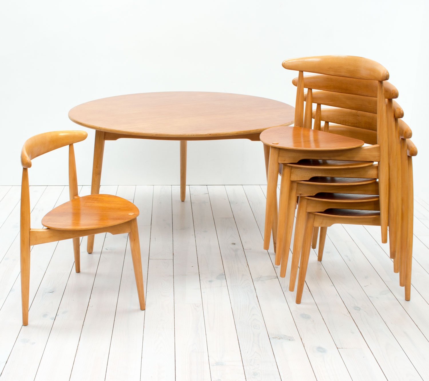 Heart Table & 6 Stacking Chairs by Hans J. Wegner for Fritz Hansen ...